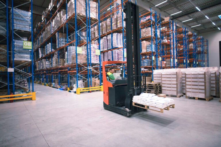 The Advantages of Investing in Very Narrow Aisle Forklifts for Small ...